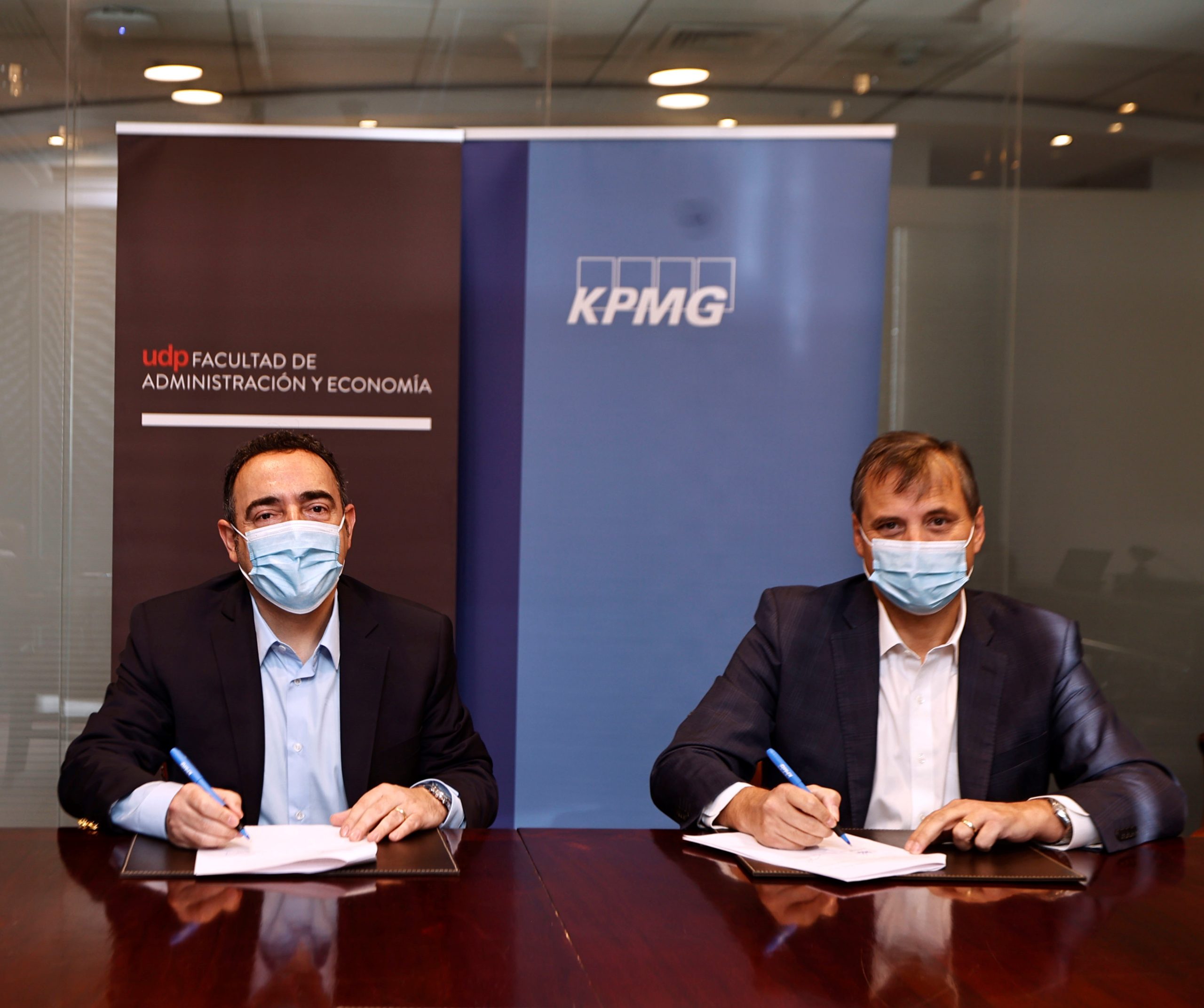 Escuela de Auditoría FAE firma alianza con KPMG Chile – Facultad de ...