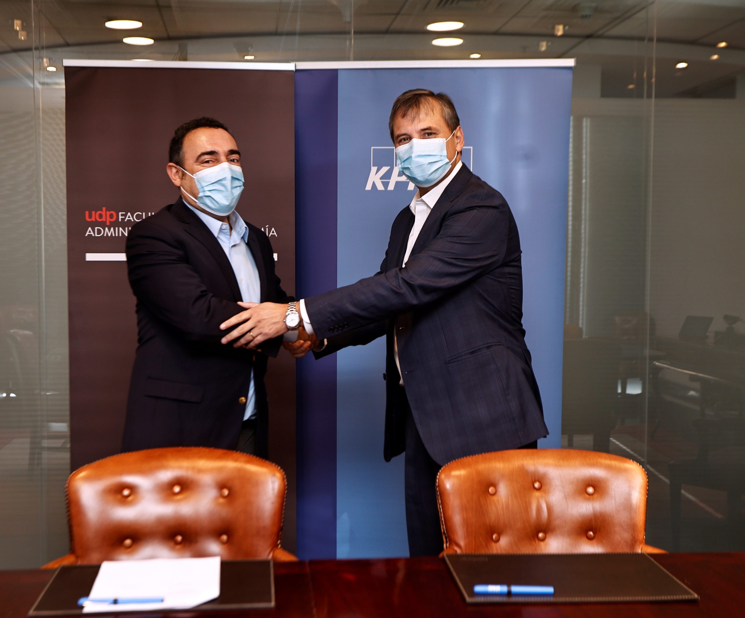 Escuela de Auditoría FAE firma alianza con KPMG Chile – Facultad de ...